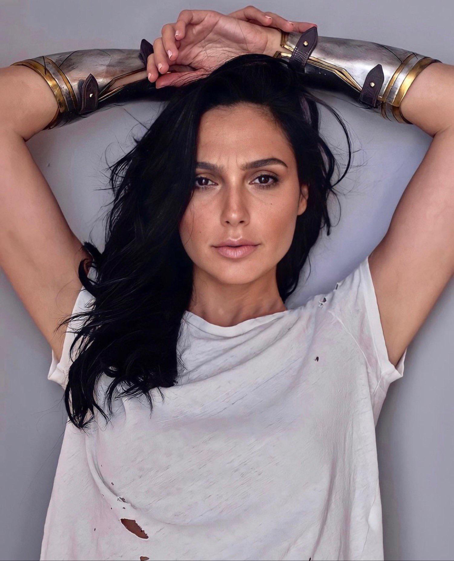 Gal Gadot Scrolller