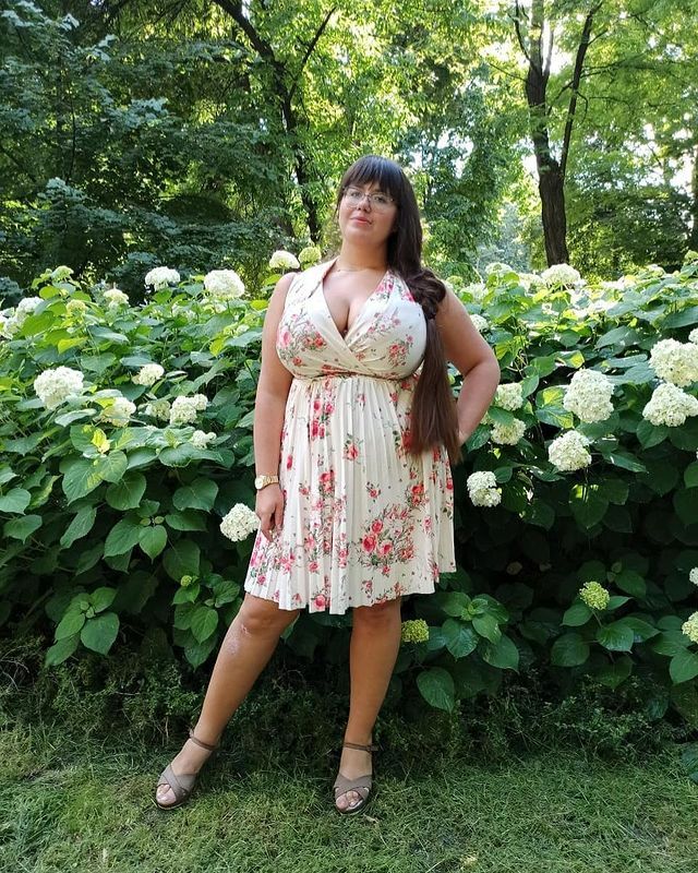 Garden girl | Scrolller