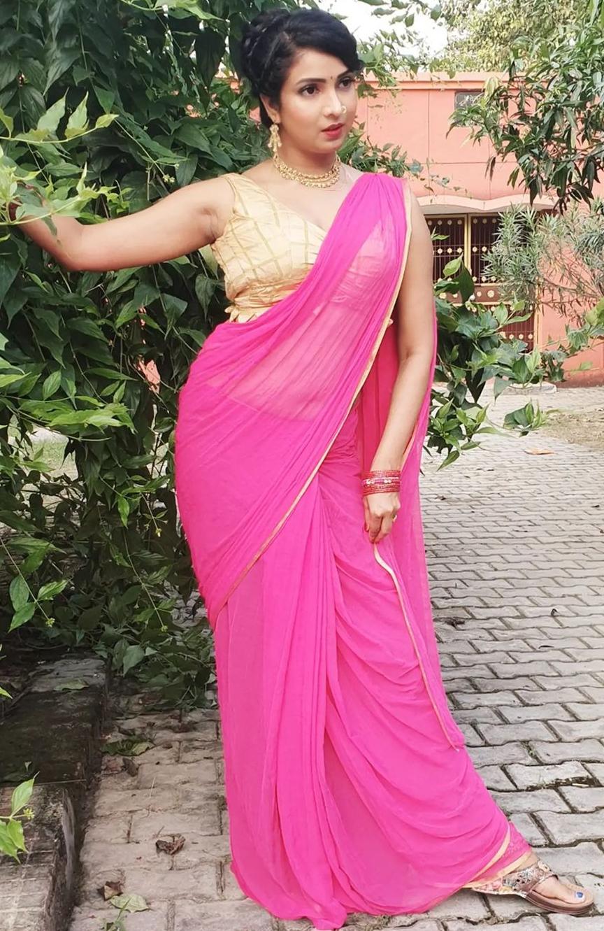 Garima Maurya navel in pink transparent saree | Scrolller