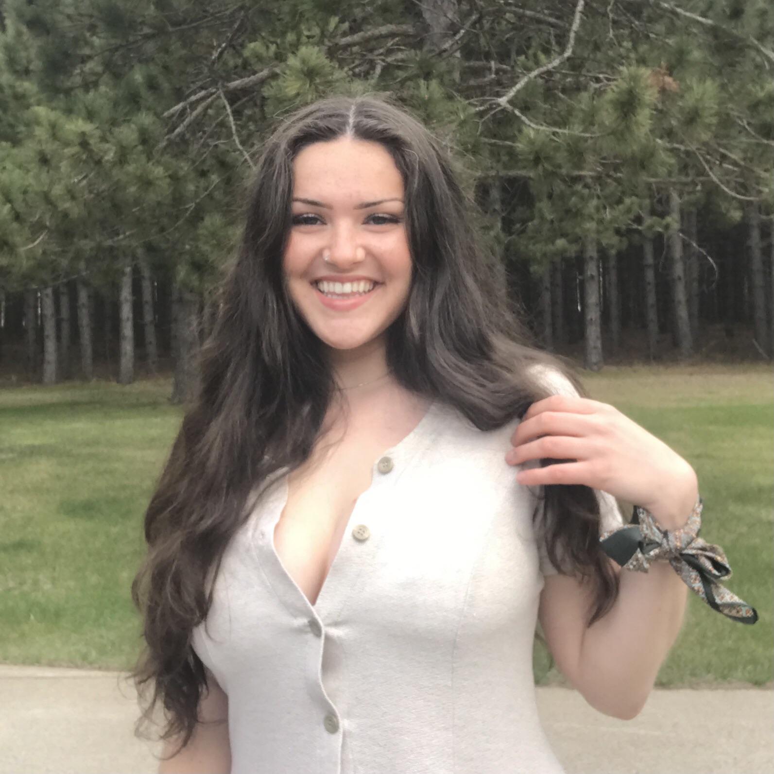 genuine smiles are the prettiest | Scrolller