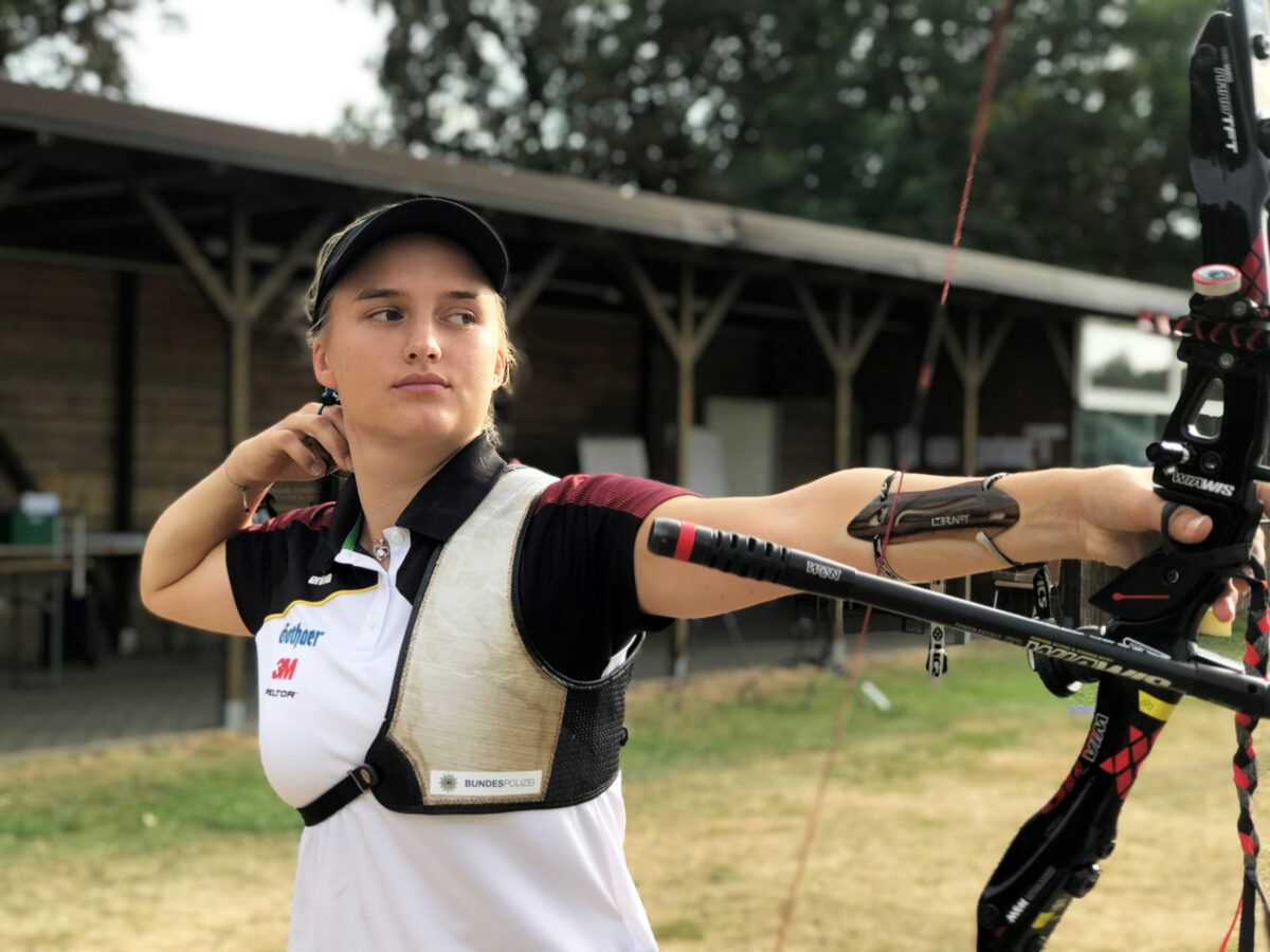 German archer Charline Schwarz | Scrolller