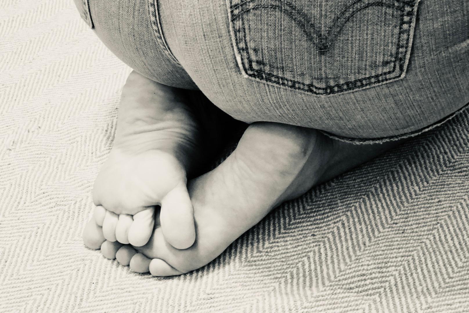 Get down and worship my feet | Scrolller