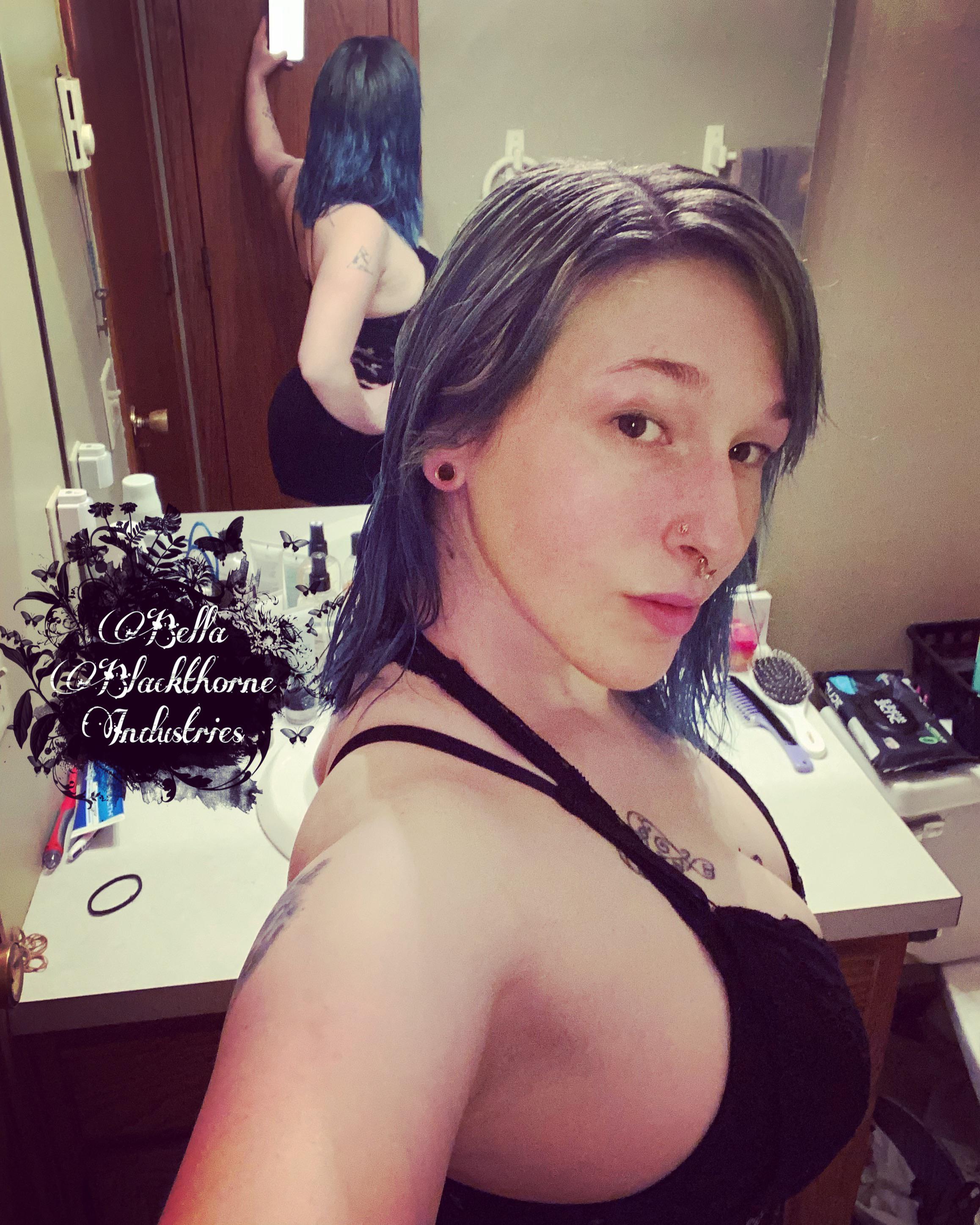 Get you a bestie who lets you steal her bathroom to make content 😉💦💋 | Scrolller