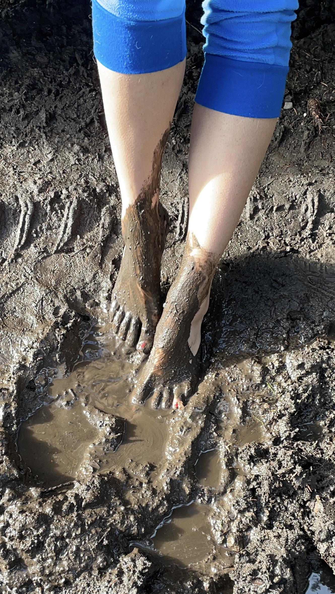 Do my feet look better with or without mud on them? | Scrolller