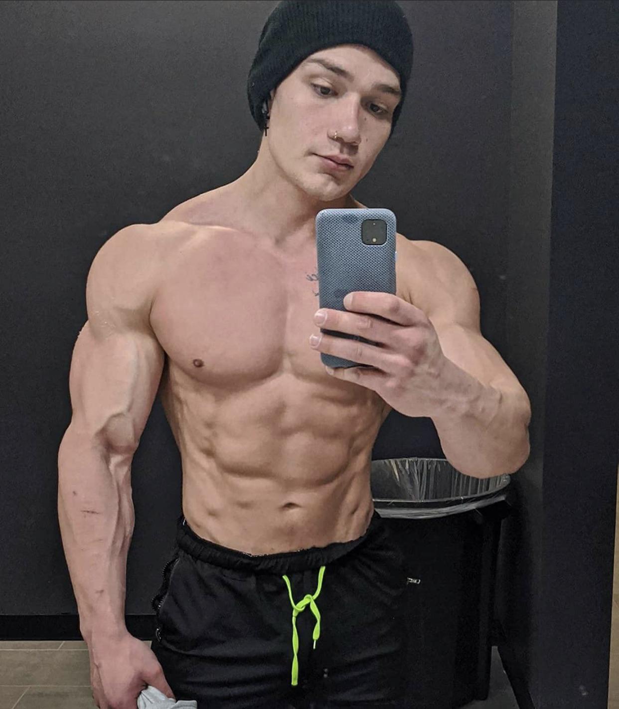 Getting in Shredded GUYS. Only fans link below | Scrolller