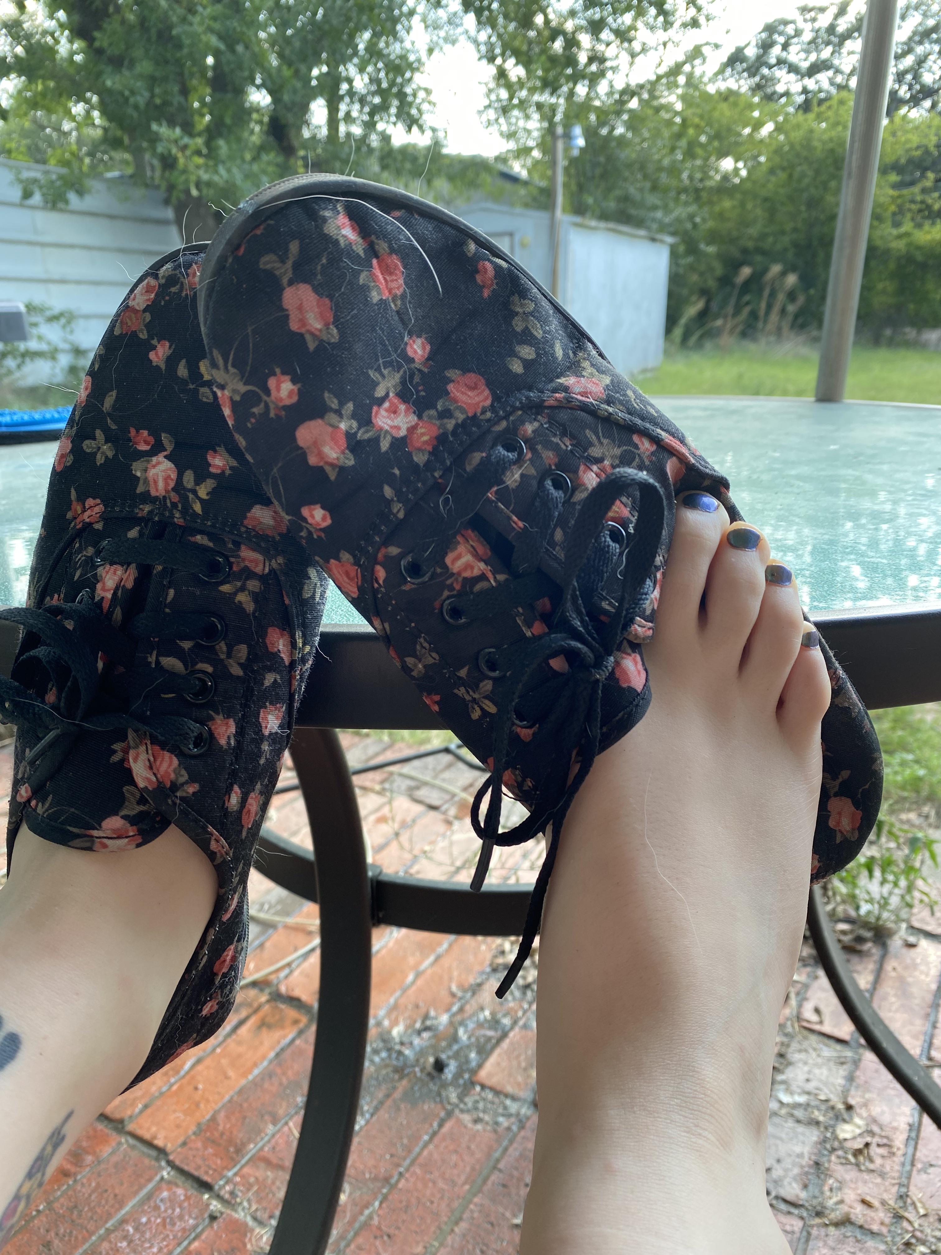 Getting these old used extra stinky before shipping! They’re so sweaty🥵 | Scrolller