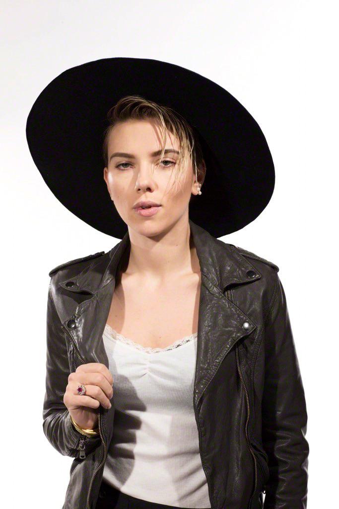 Giant hat (for some reason) | Scrolller