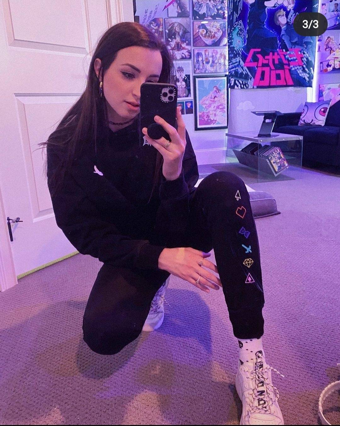 Gibi showing off her new outfit | Scrolller