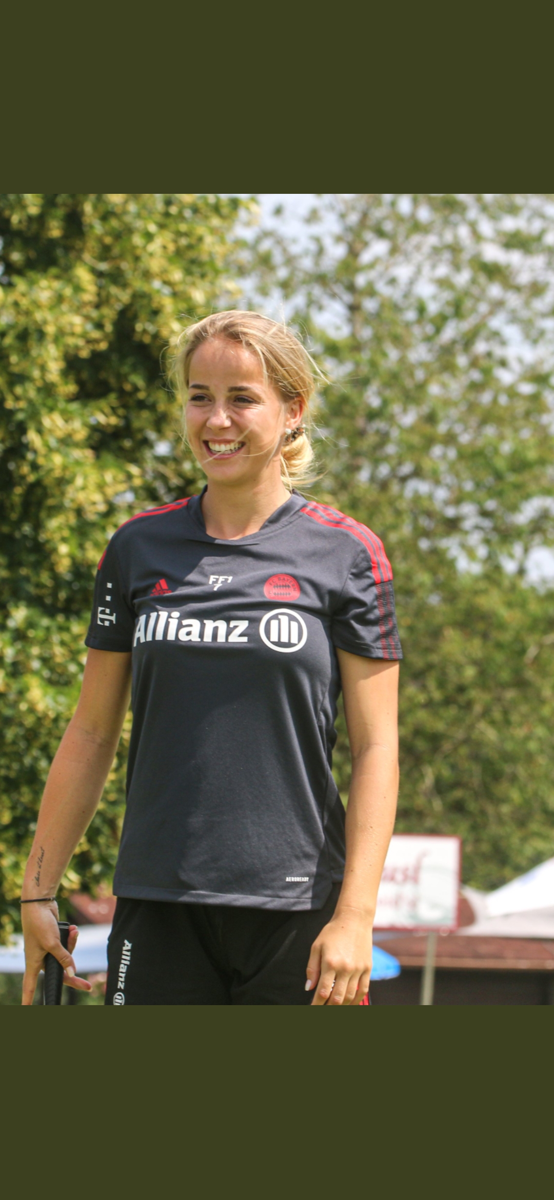 Giulia beim Golfen | Scrolller