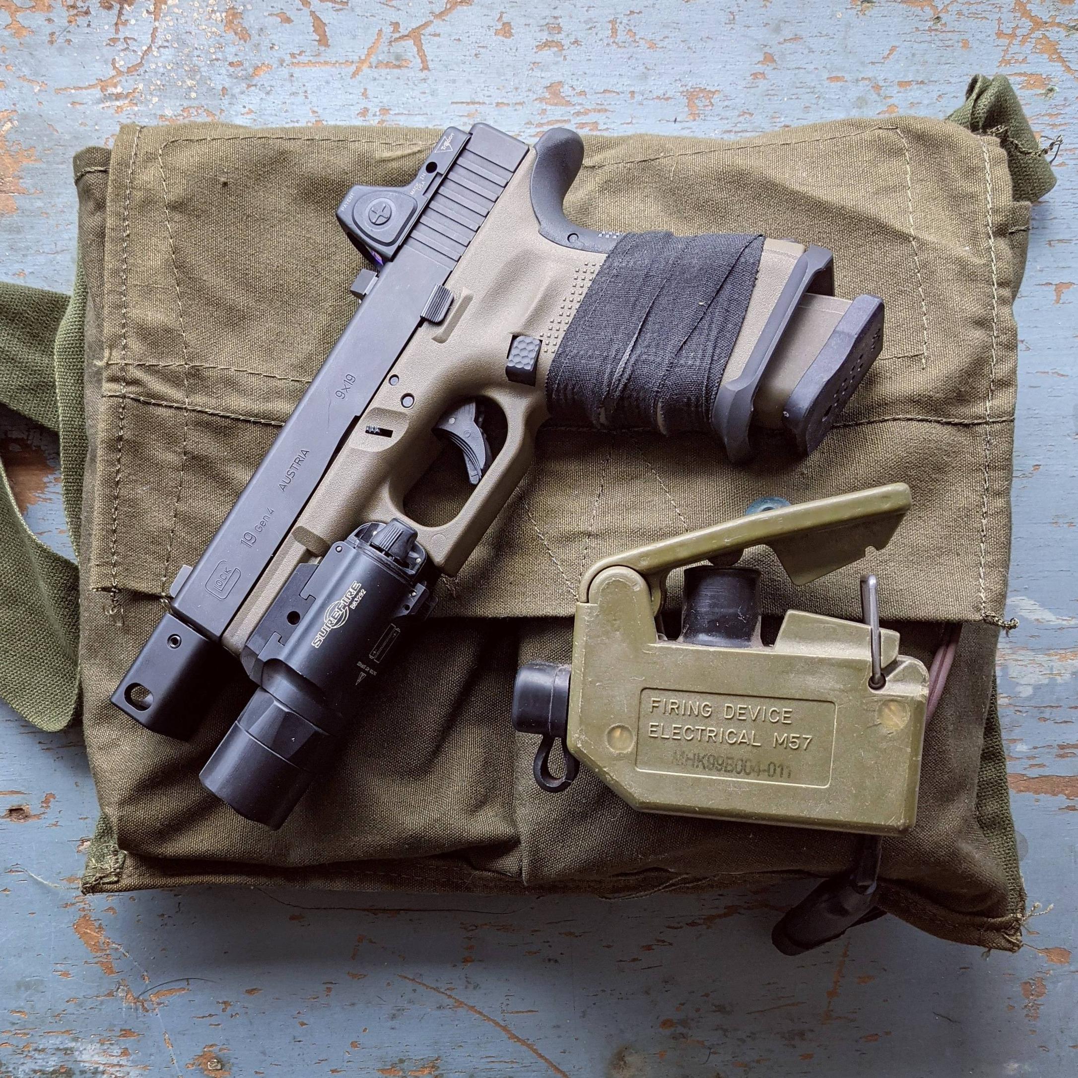 Glock 19 | Scrolller