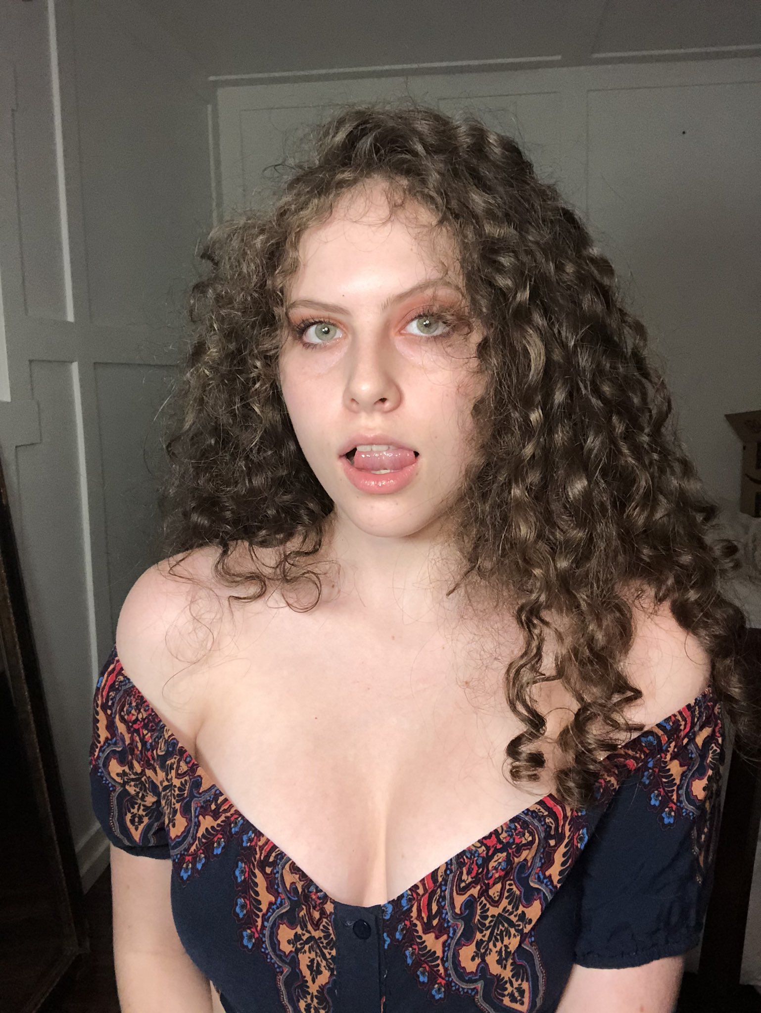 Goddess may I be let out Chasity?... Any submissive seeking for mommy to hold his keys Kik or ...