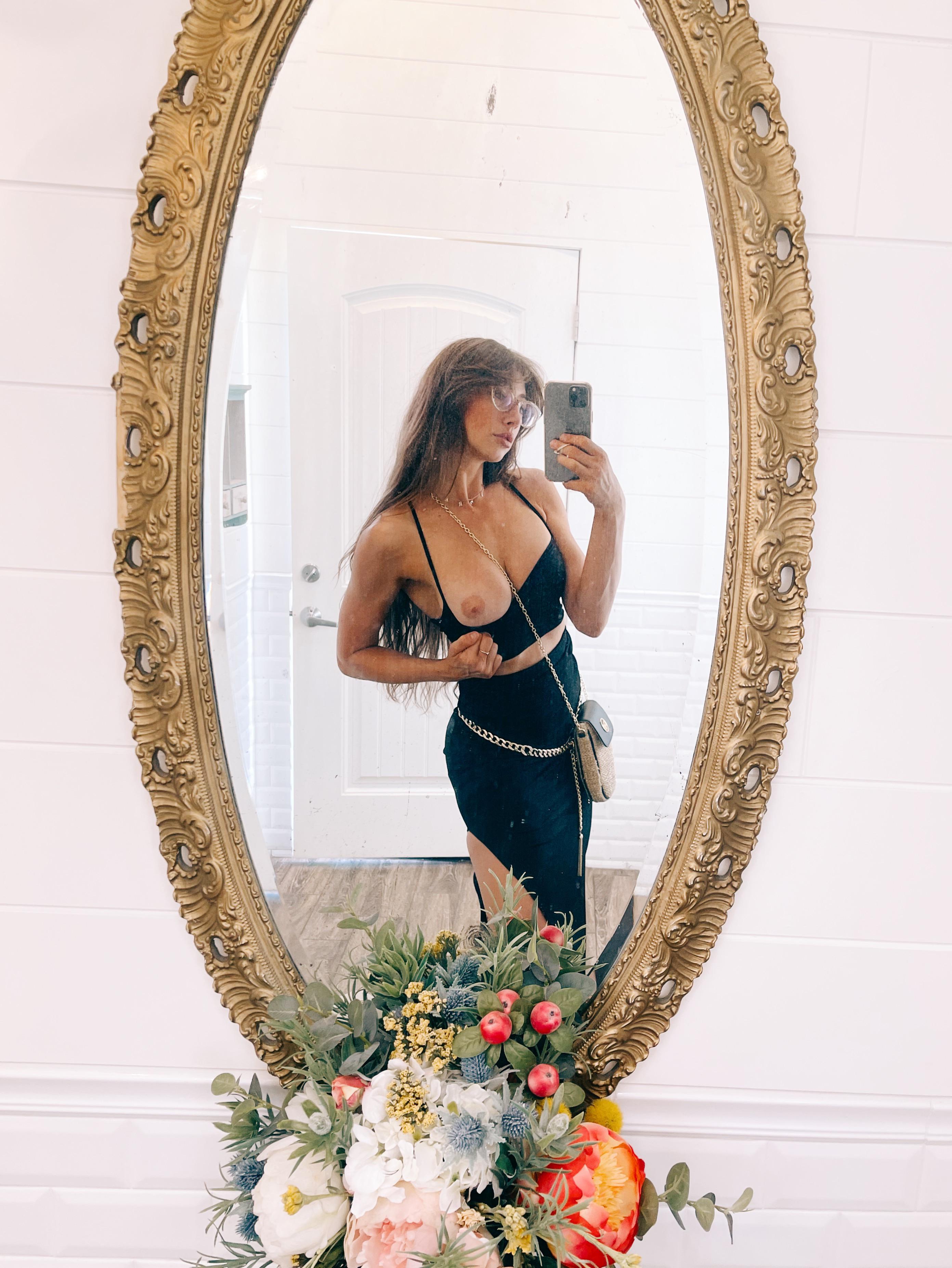 Goddess Molly at a wedding | Scrolller