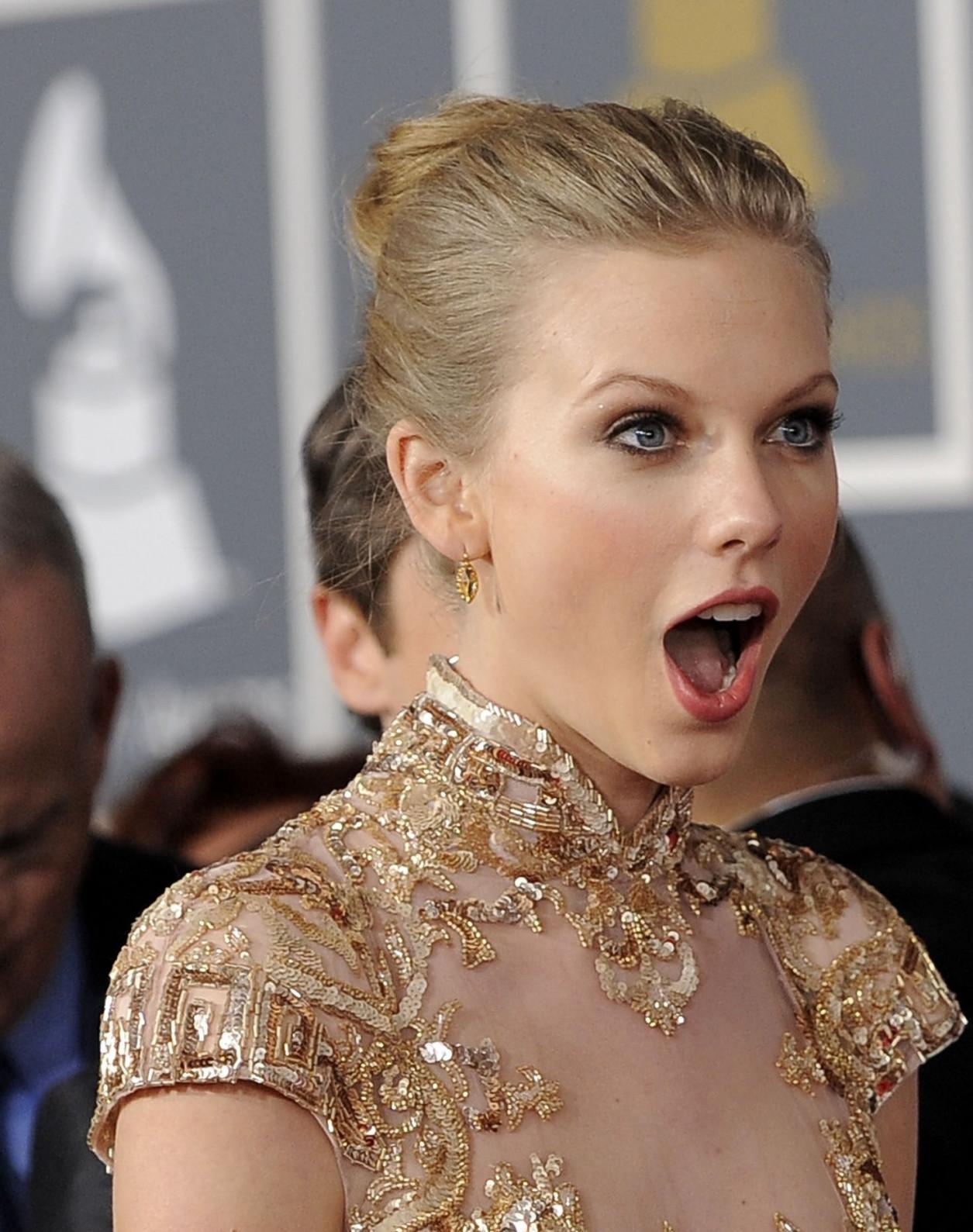 Goddess Tay realising how many are worshipping her today | Scrolller