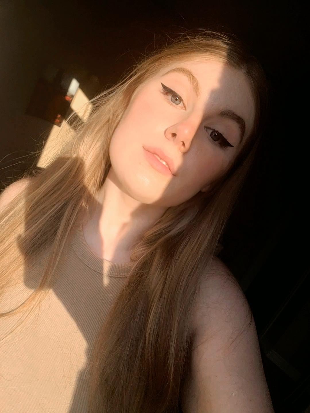 Golden girl (22F) | Scrolller