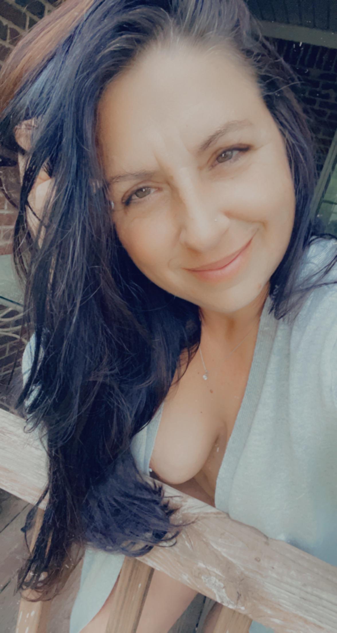 Good Morning!! Messy Hair Kinda Morning !! Female 47 | Scrolller