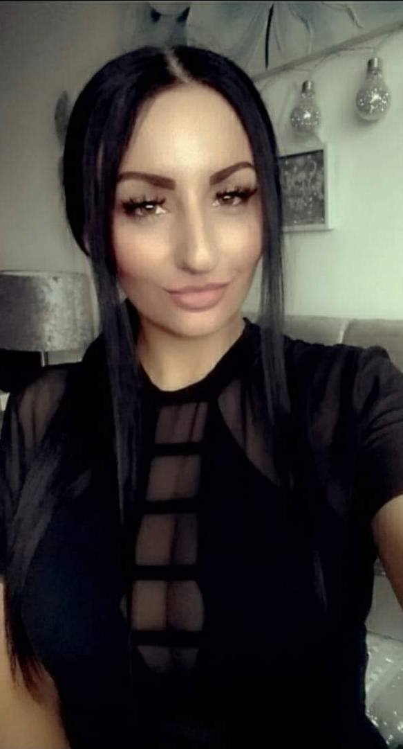 Gorgeous Claire | Scrolller