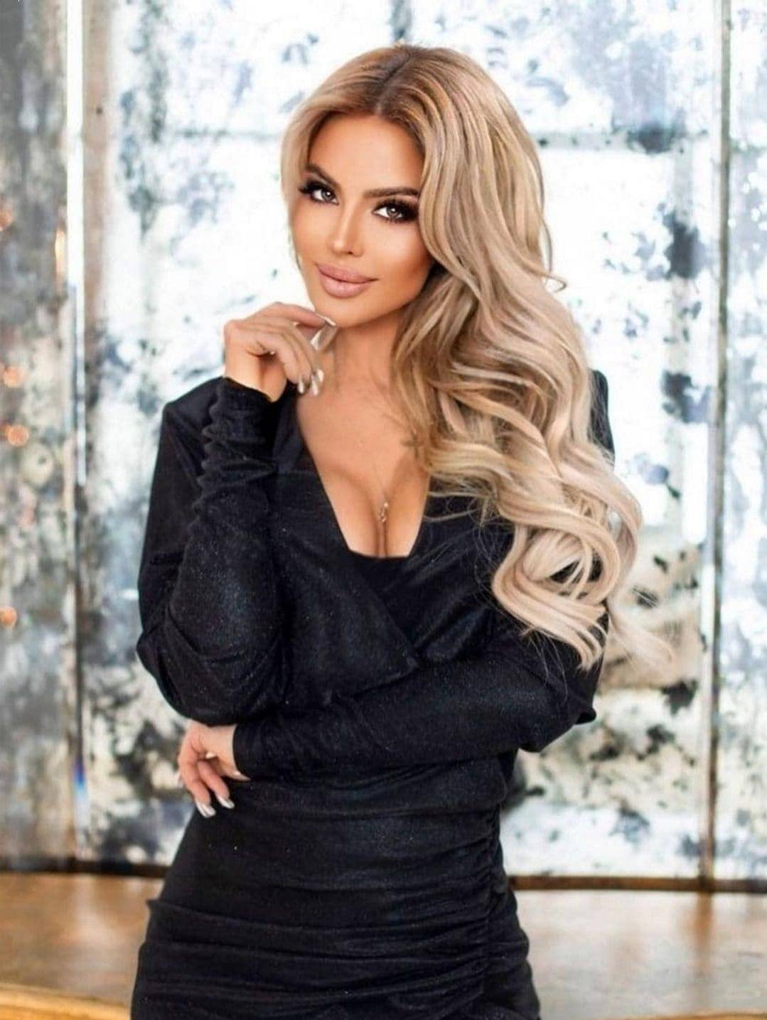 Gorgeous lady | Scrolller