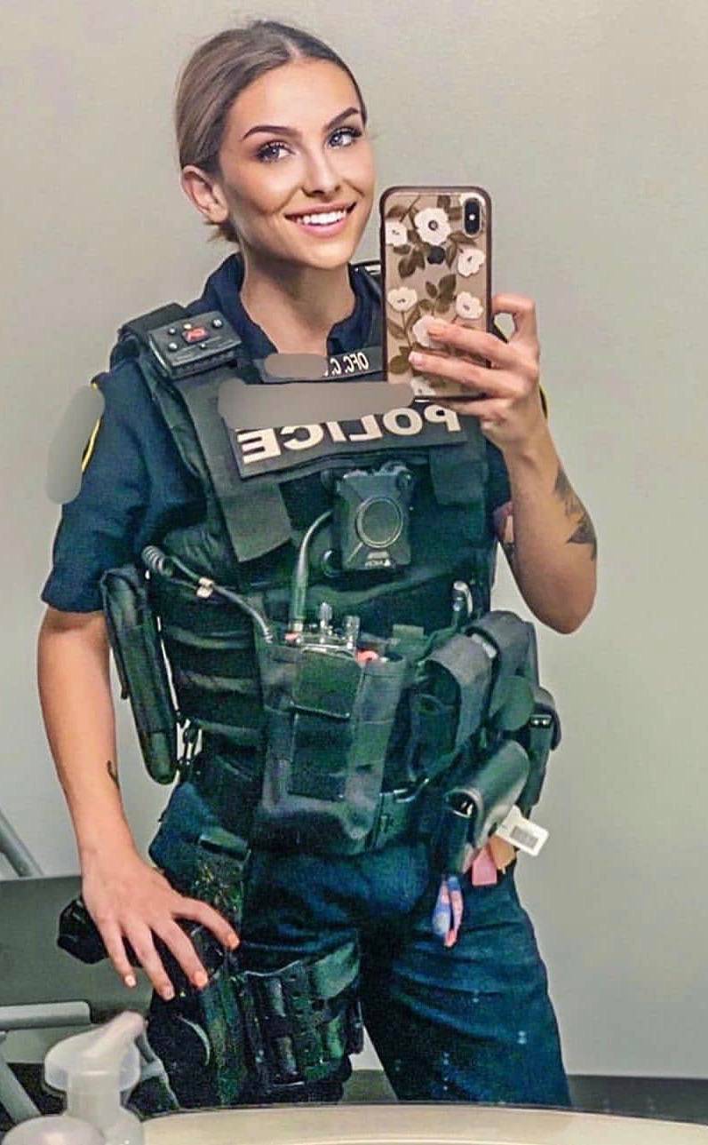 Gorgeous Police Officer | Scrolller