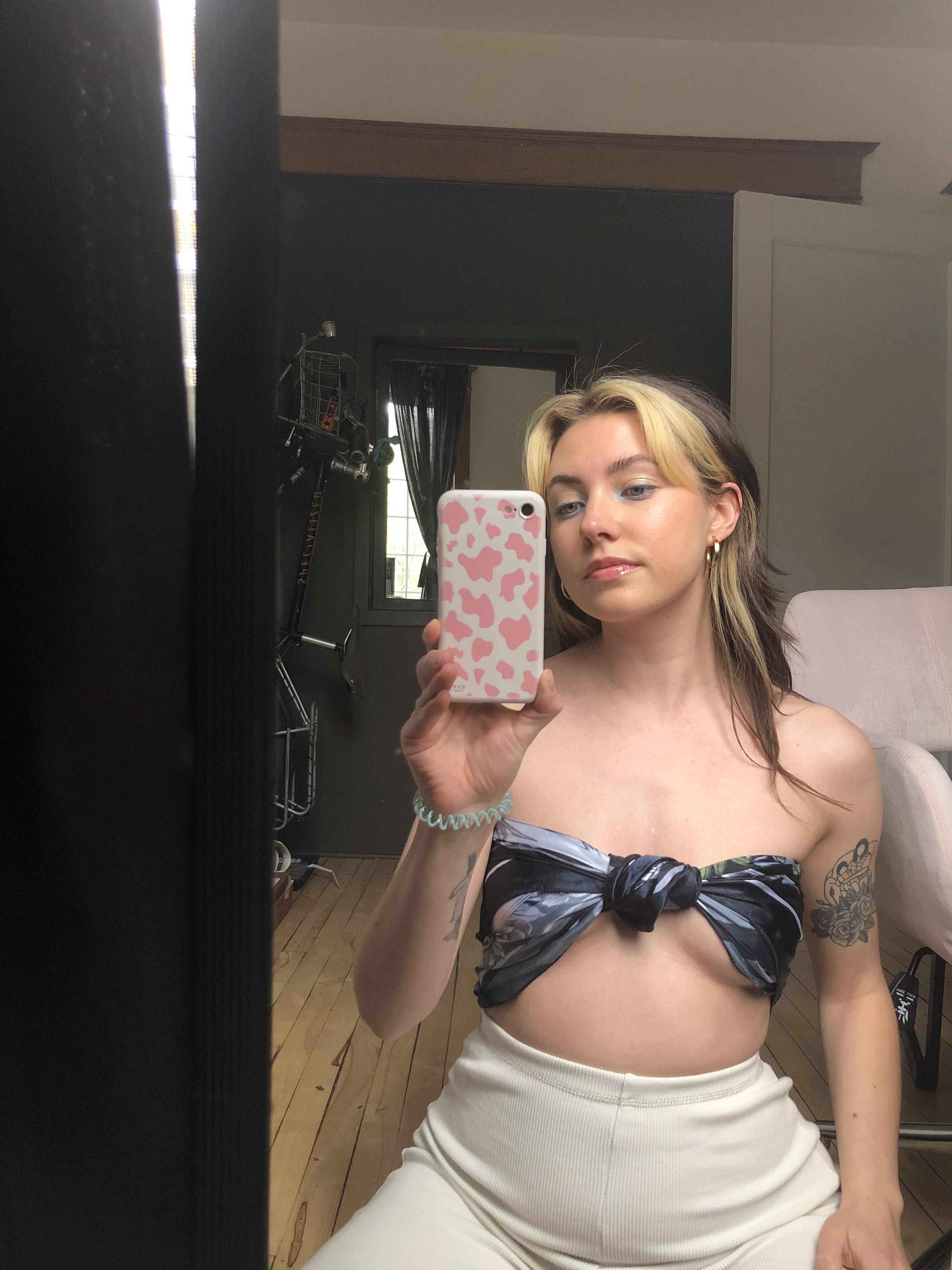 Got 2 types of cleavage today! 💙 | Scrolller