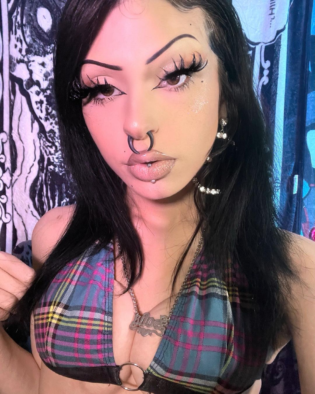 goth girls do it better. | Scrolller