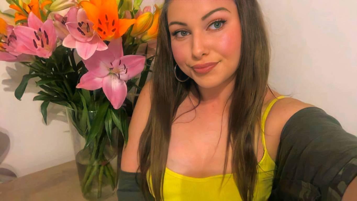 Green eyed Lily with some beautiful Lillies 🥰 | Scrolller