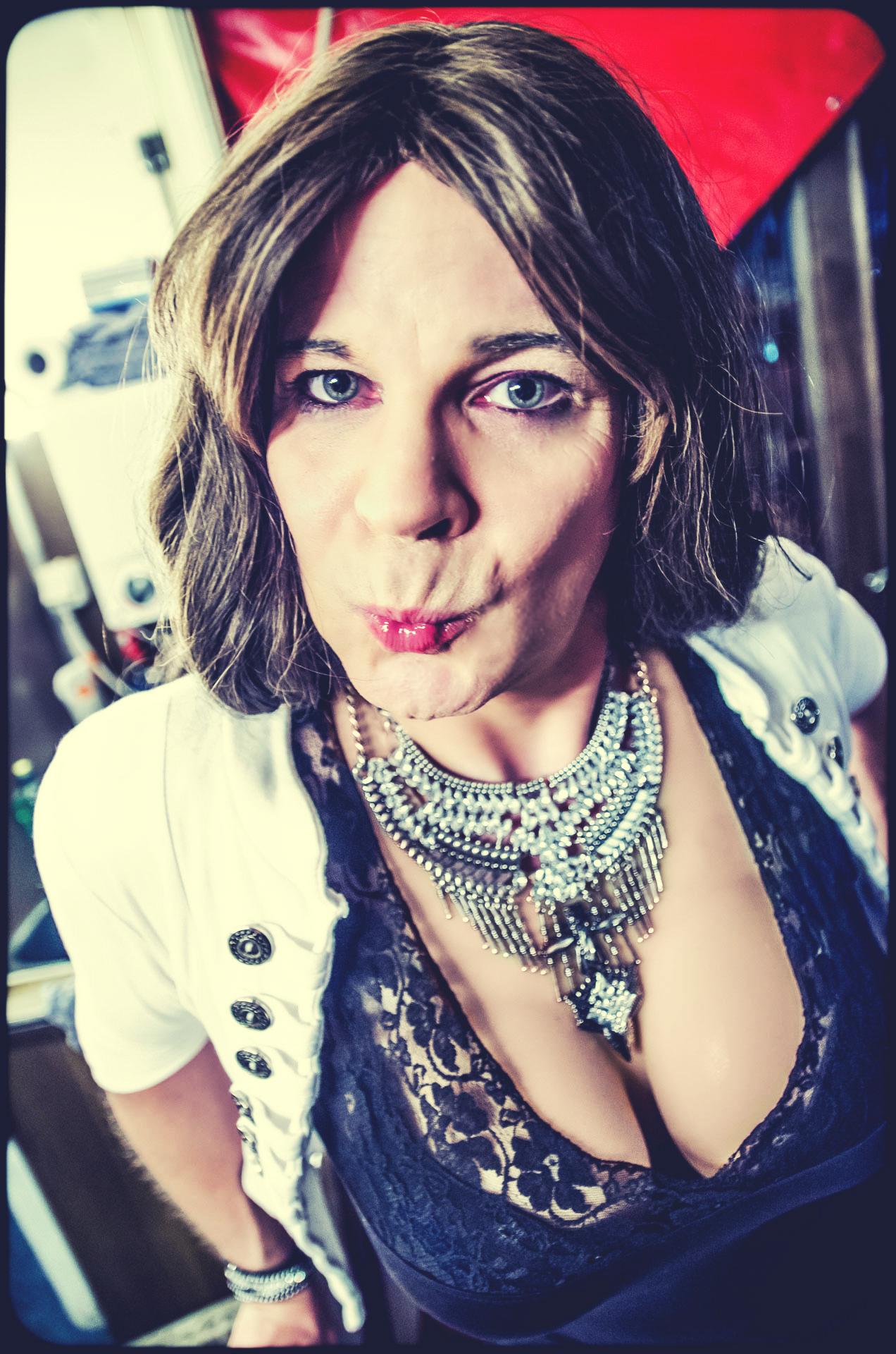 Greetings to everyone here. Kiss Jenny | Scrolller