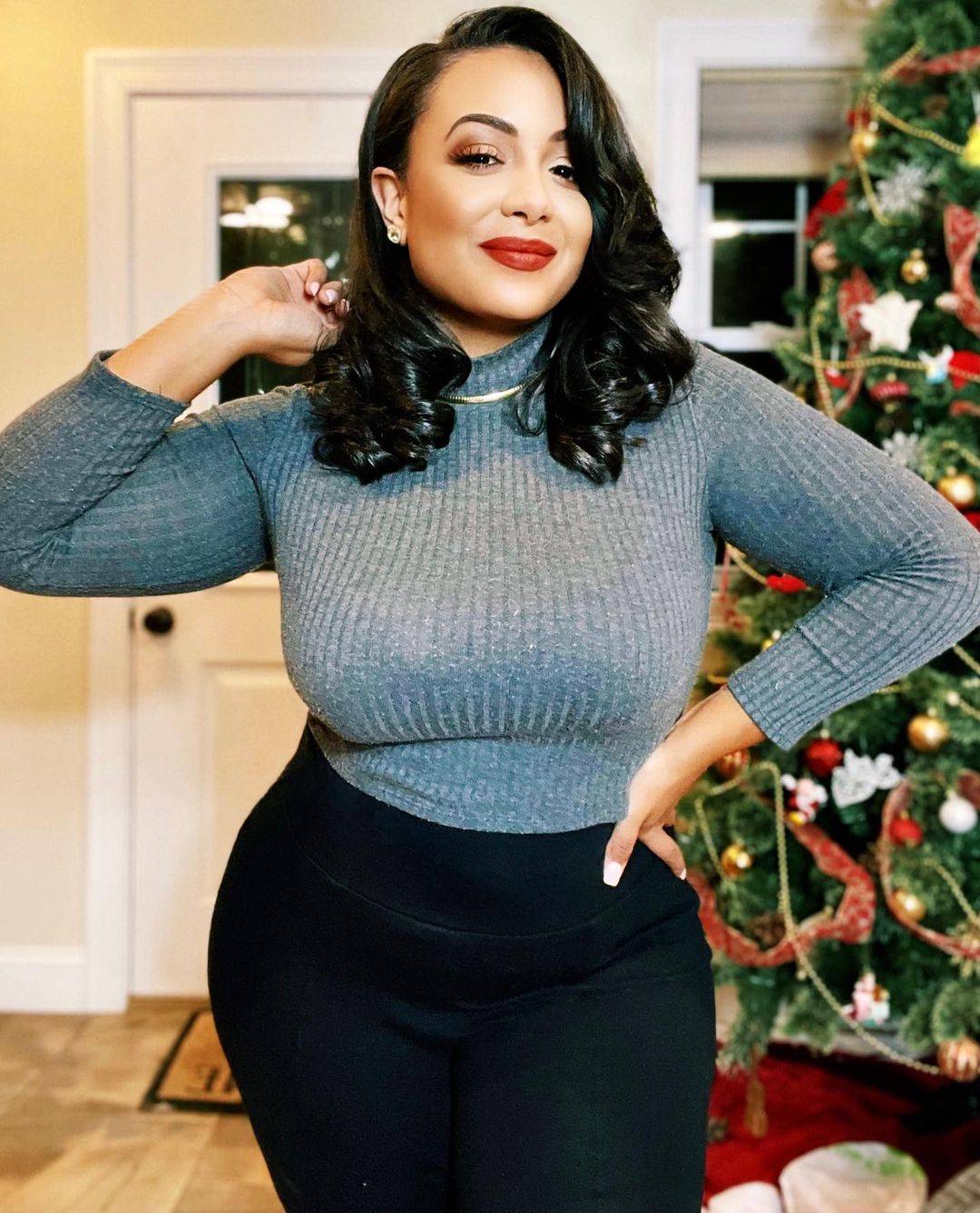 Grey sweater | Scrolller