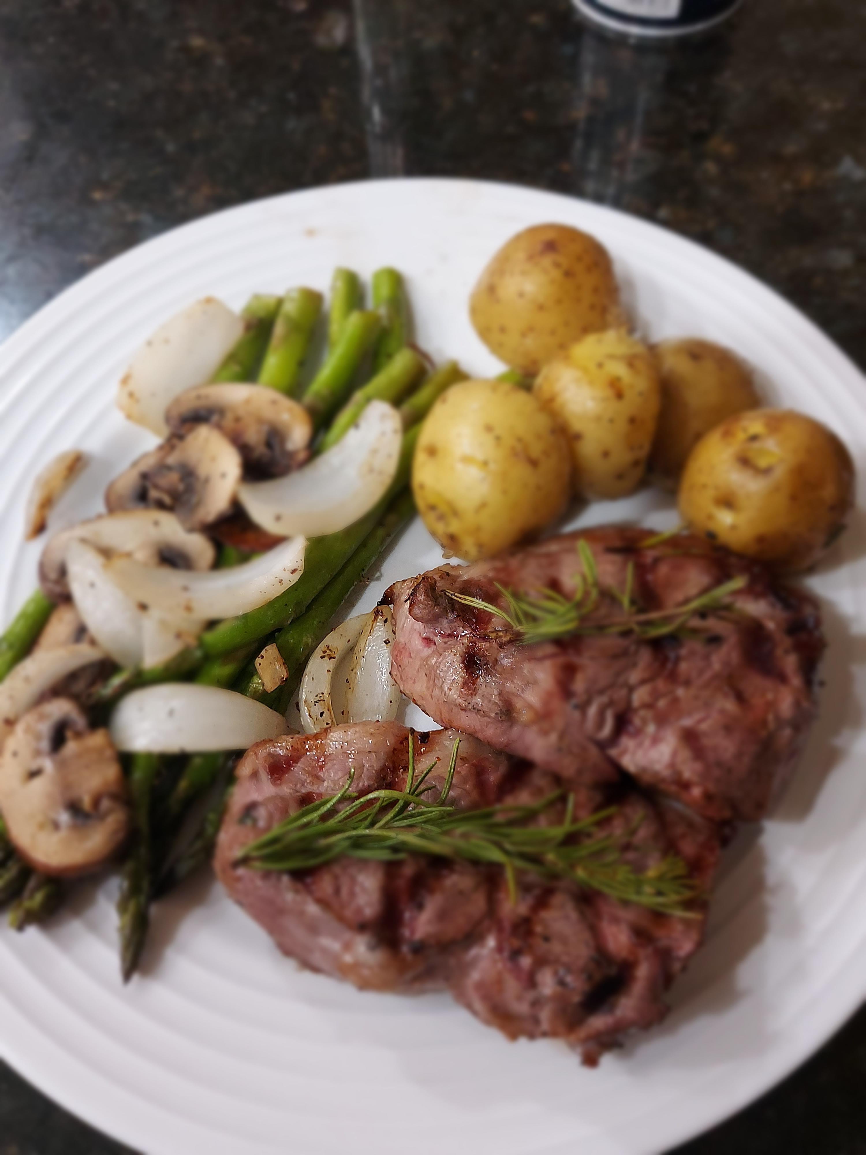 Grilled lamb chops, asparagus and potatoes | Scrolller