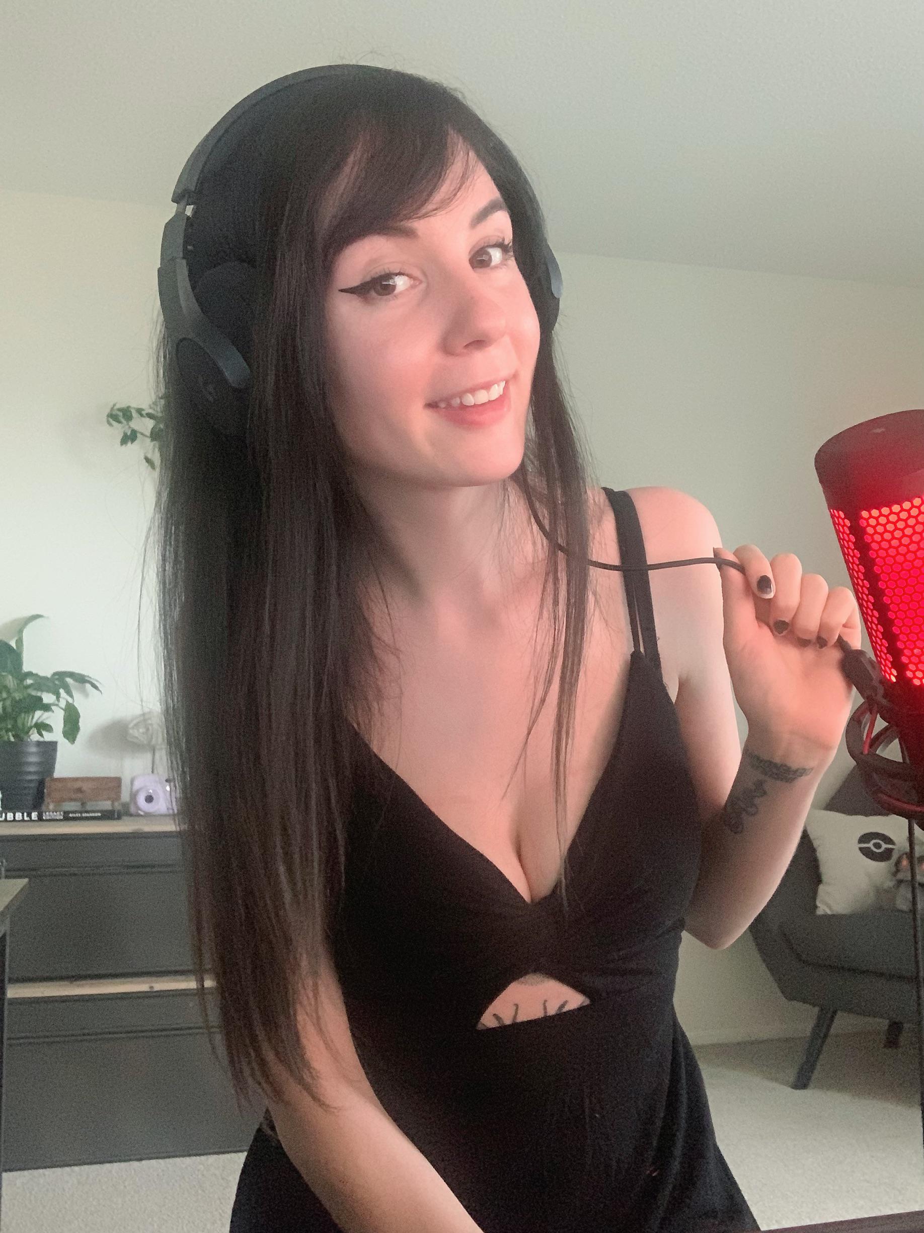 Growing out my hair! Do ya like it? [over18] | Scrolller