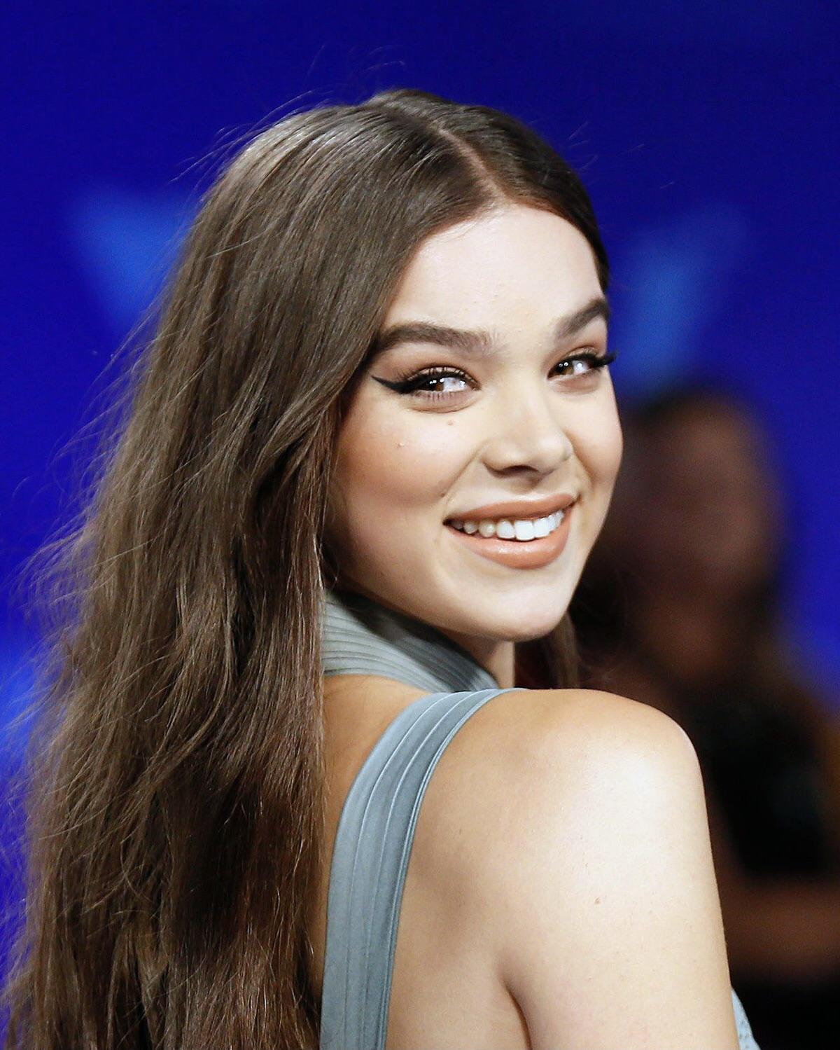Hailee looking absolutely gorgeous | Scrolller