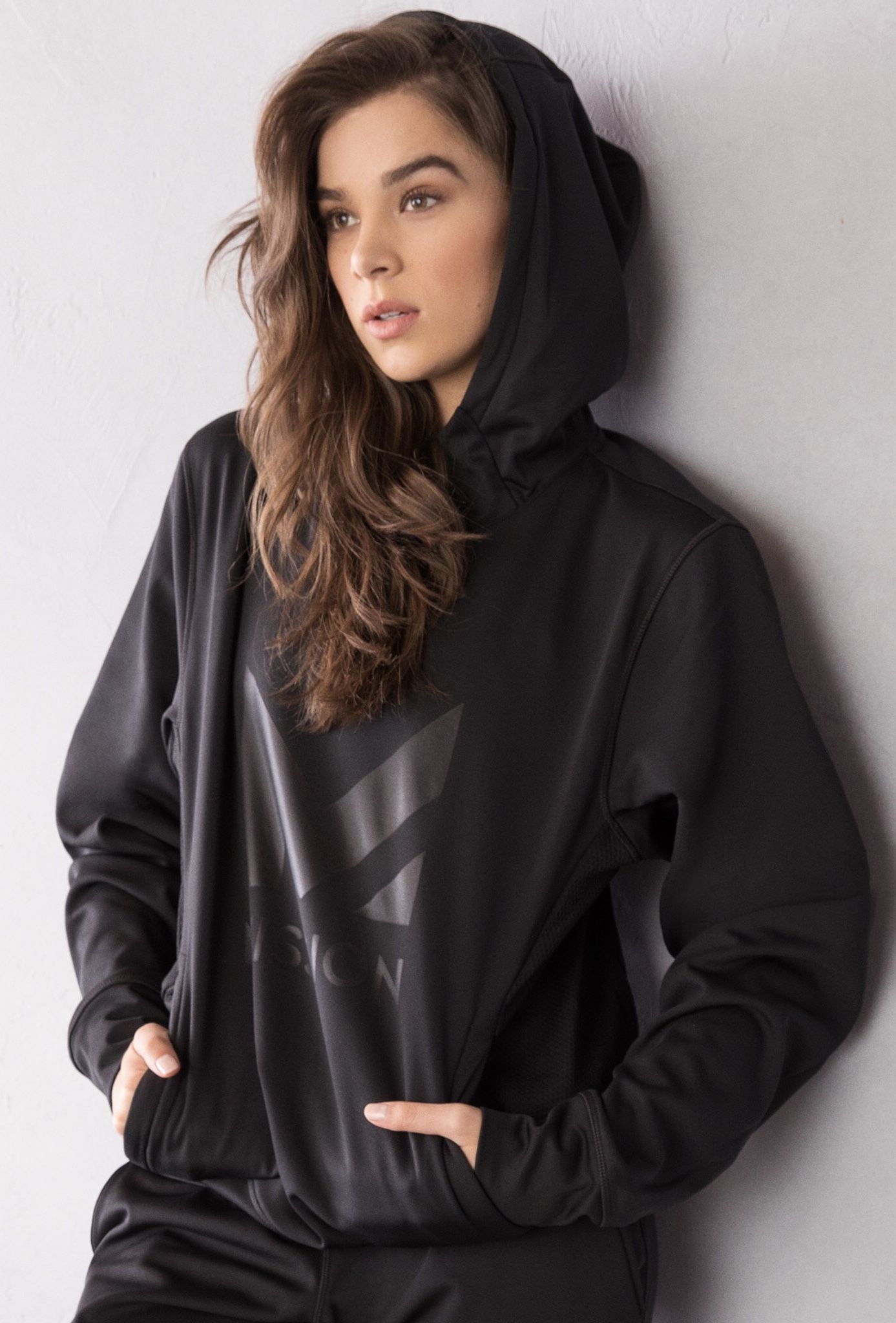 Hailee Steinfeld Scrolller