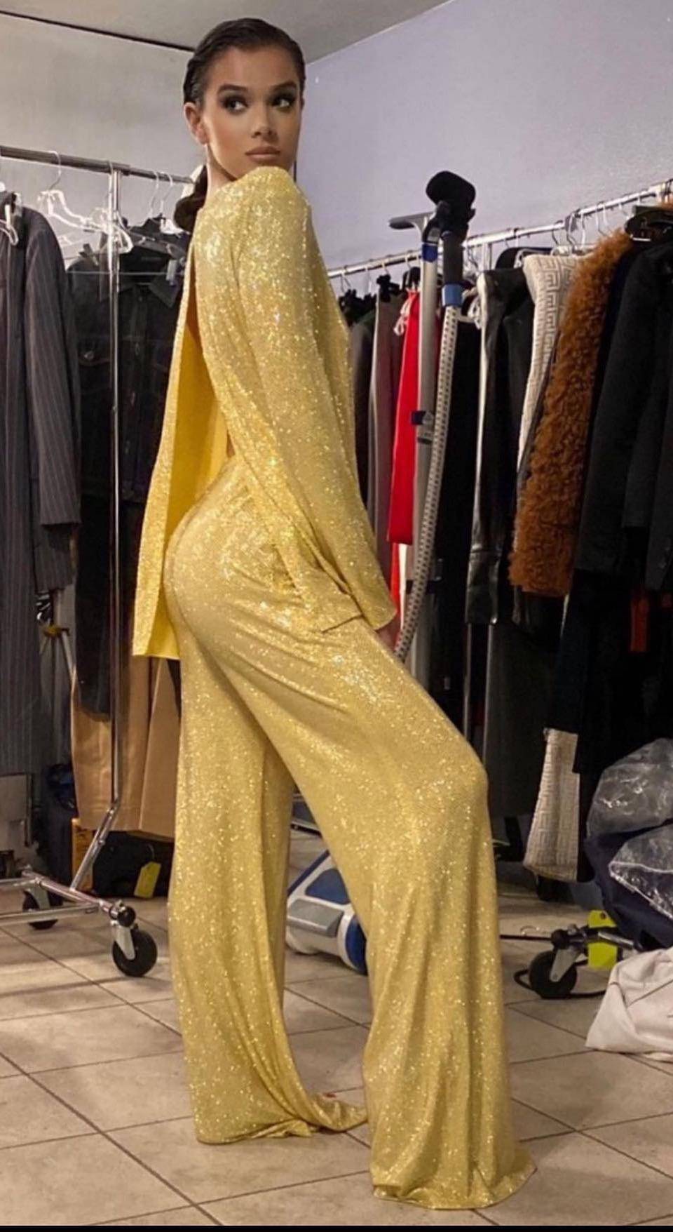Hailee Steinfeld Scrolller