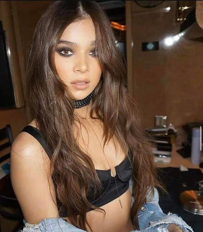 Hailee Steinfeld | Scrolller