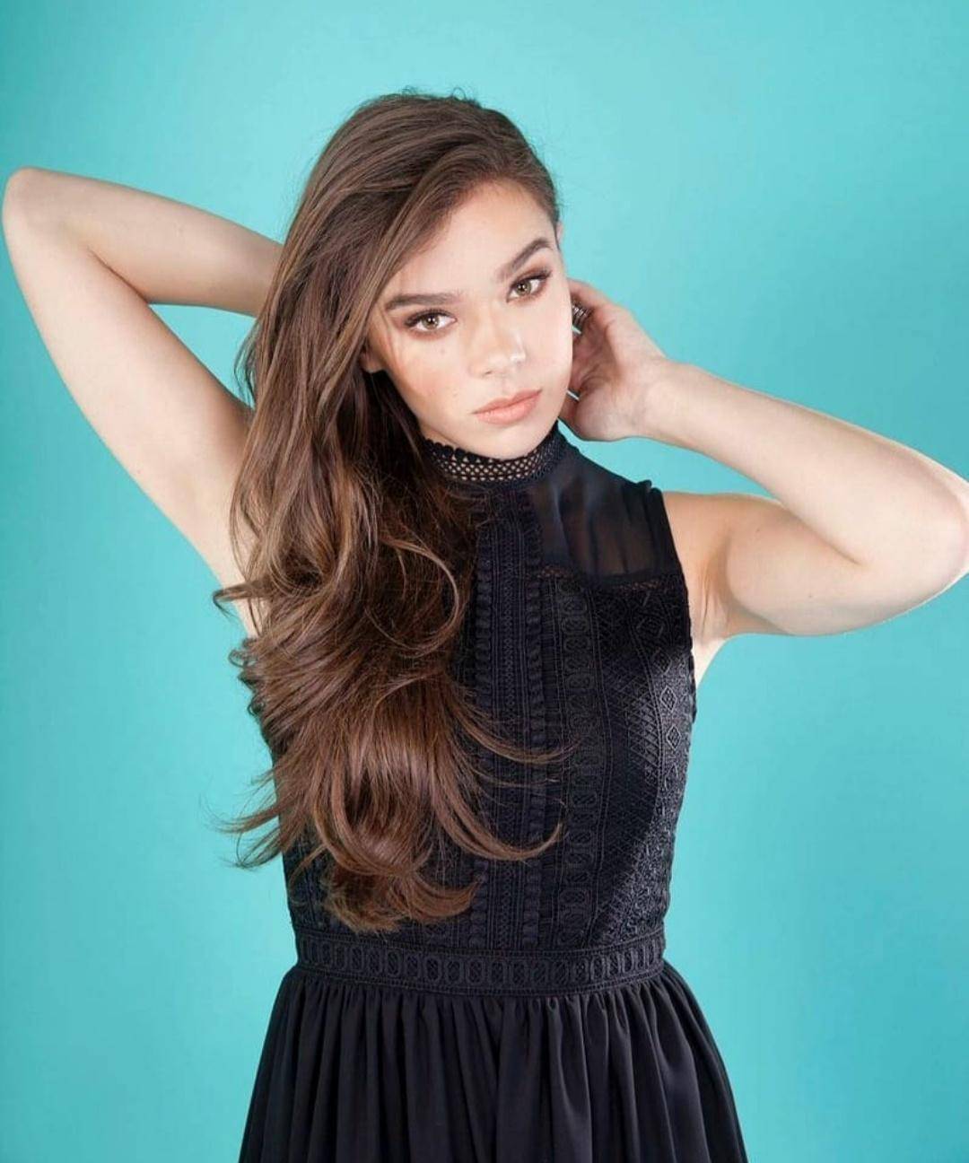 Hailee Steinfeld | Scrolller