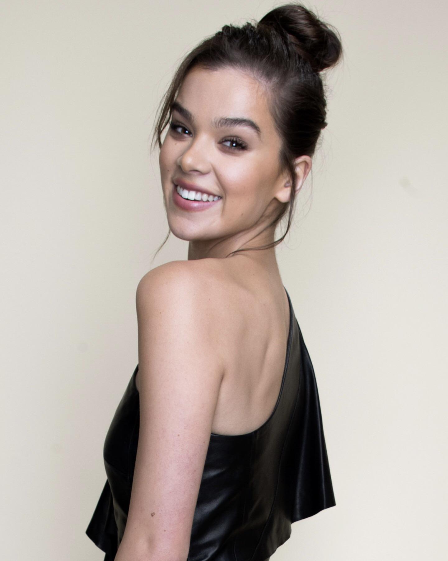 Hailee Steinfeld looking beautiful | Scrolller