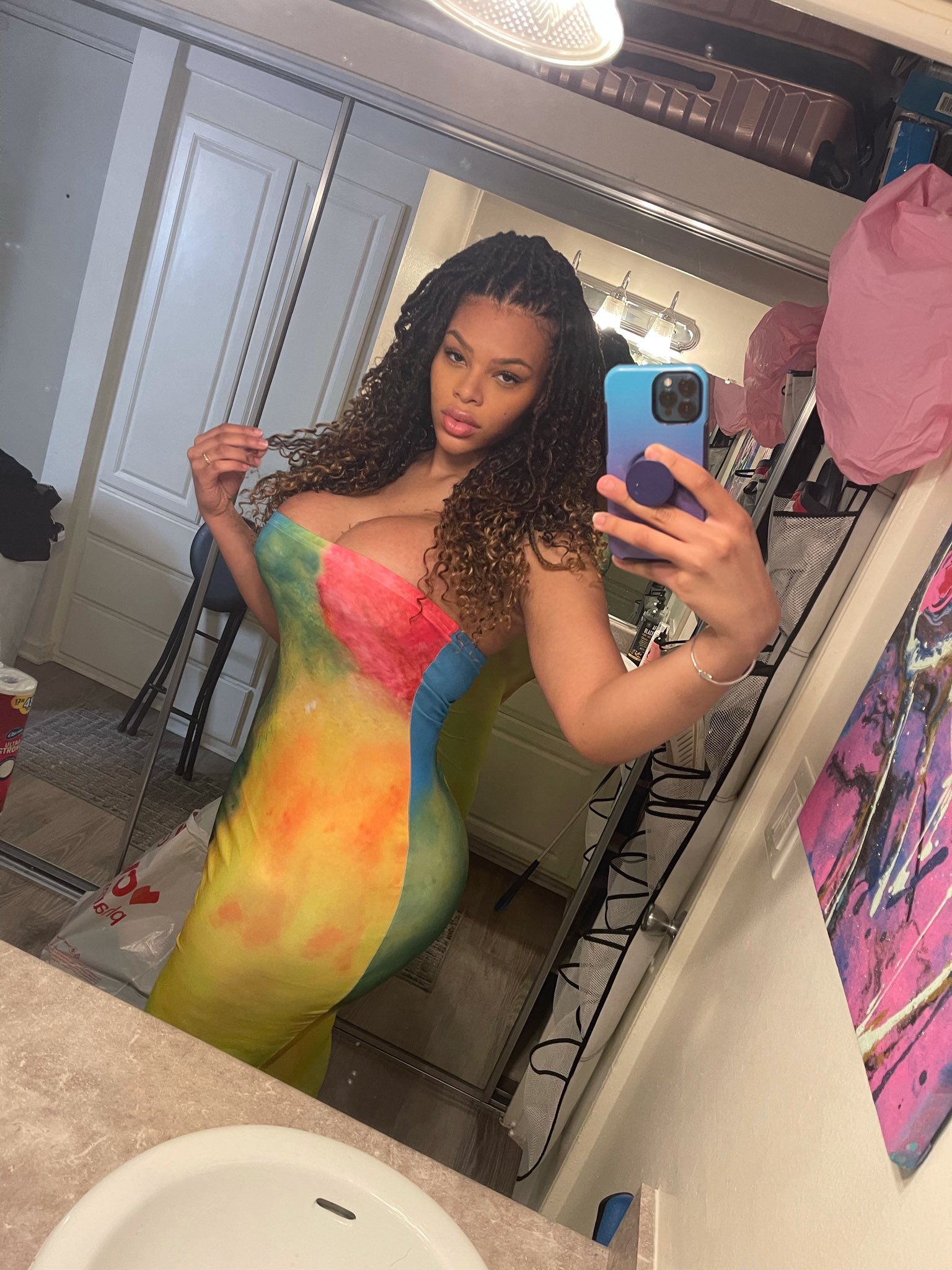 Halle Hayes | Scrolller