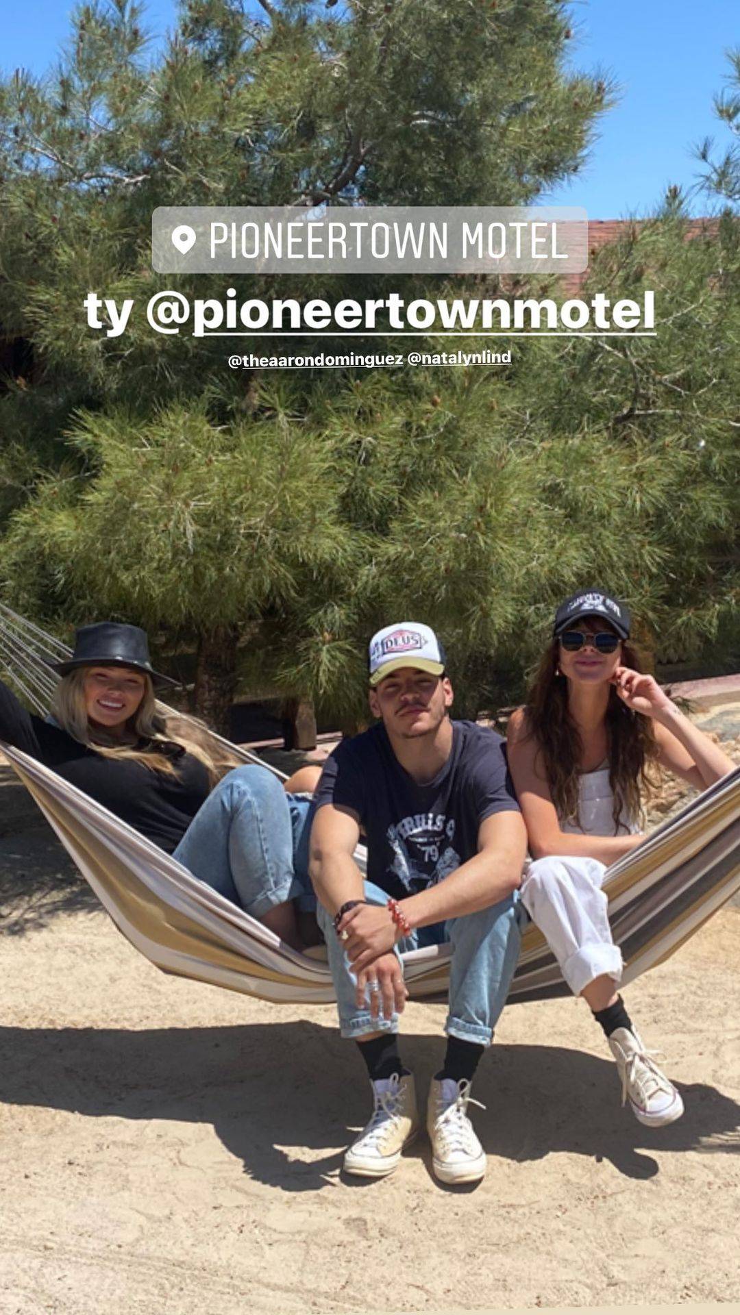 Hammock hottie. | Scrolller