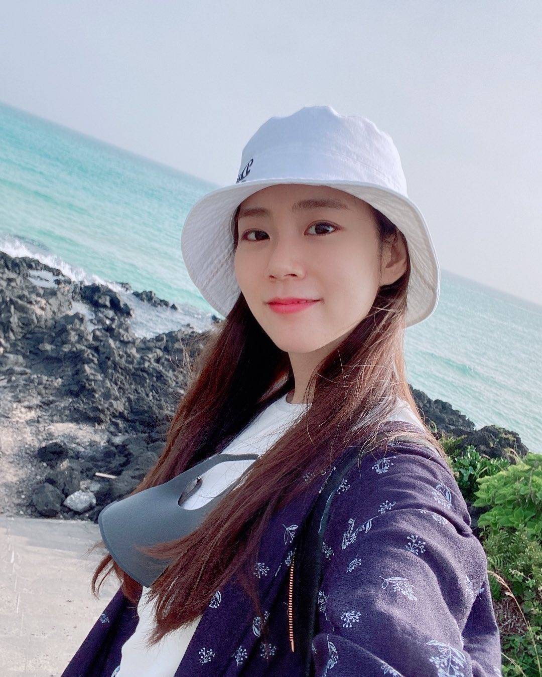 Han Seungyeon | Scrolller