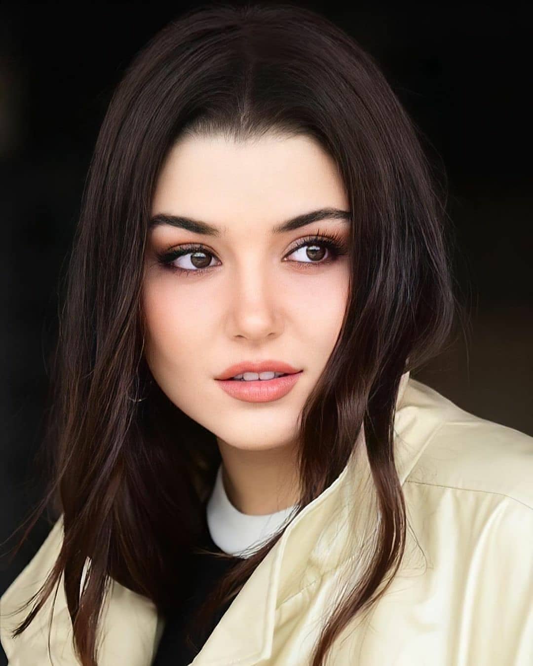 Hande Ercel | Scrolller