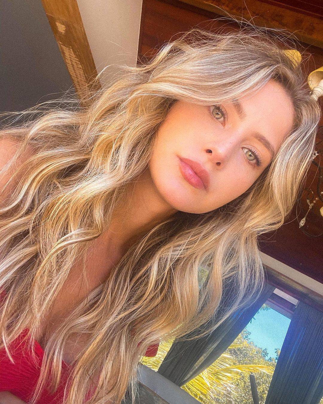 Hanna Romanazzi | Scrolller