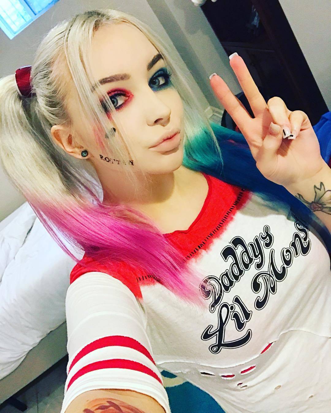Harley Quinn Selfie Scrolller