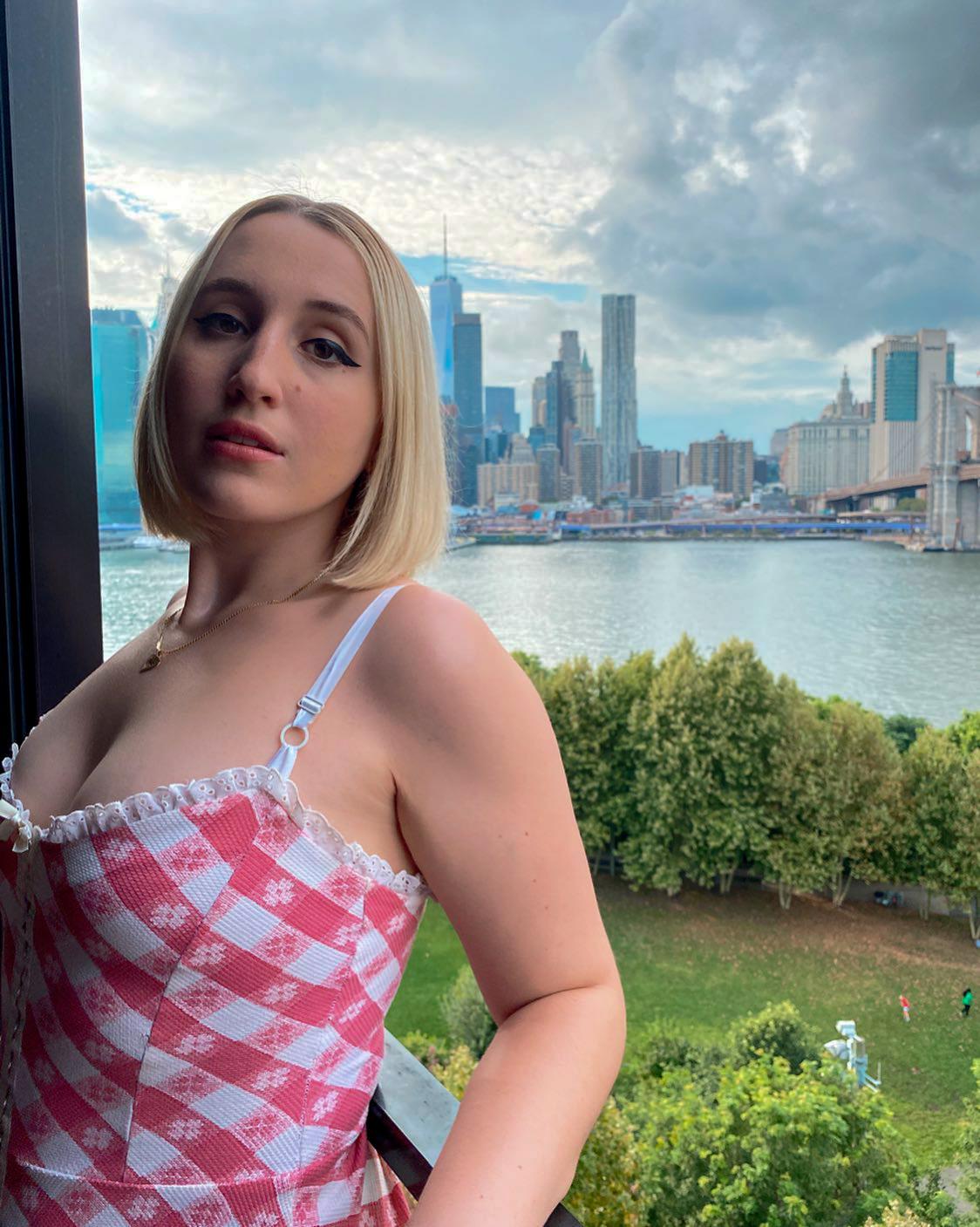 Harley Quinn Smith | Scrolller