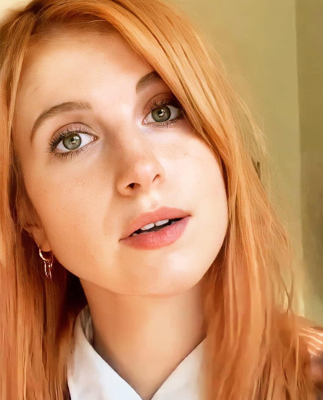 Hayley Williams Scrolller