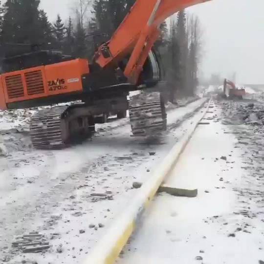 Heavy machine operator avoiding a pipe | Scrolller