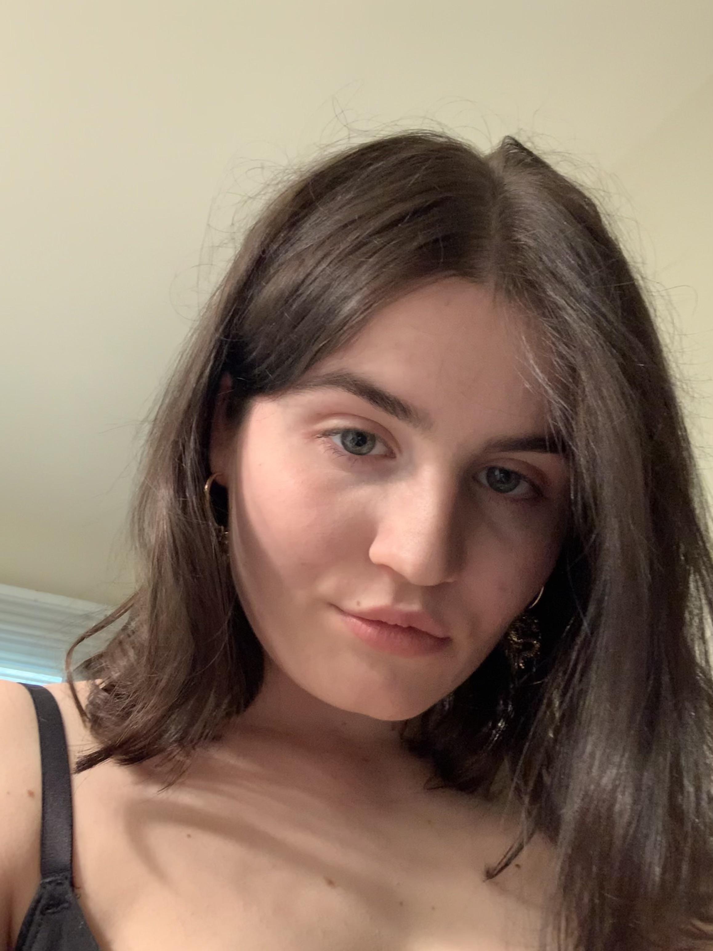 Hello :) 20F | Scrolller