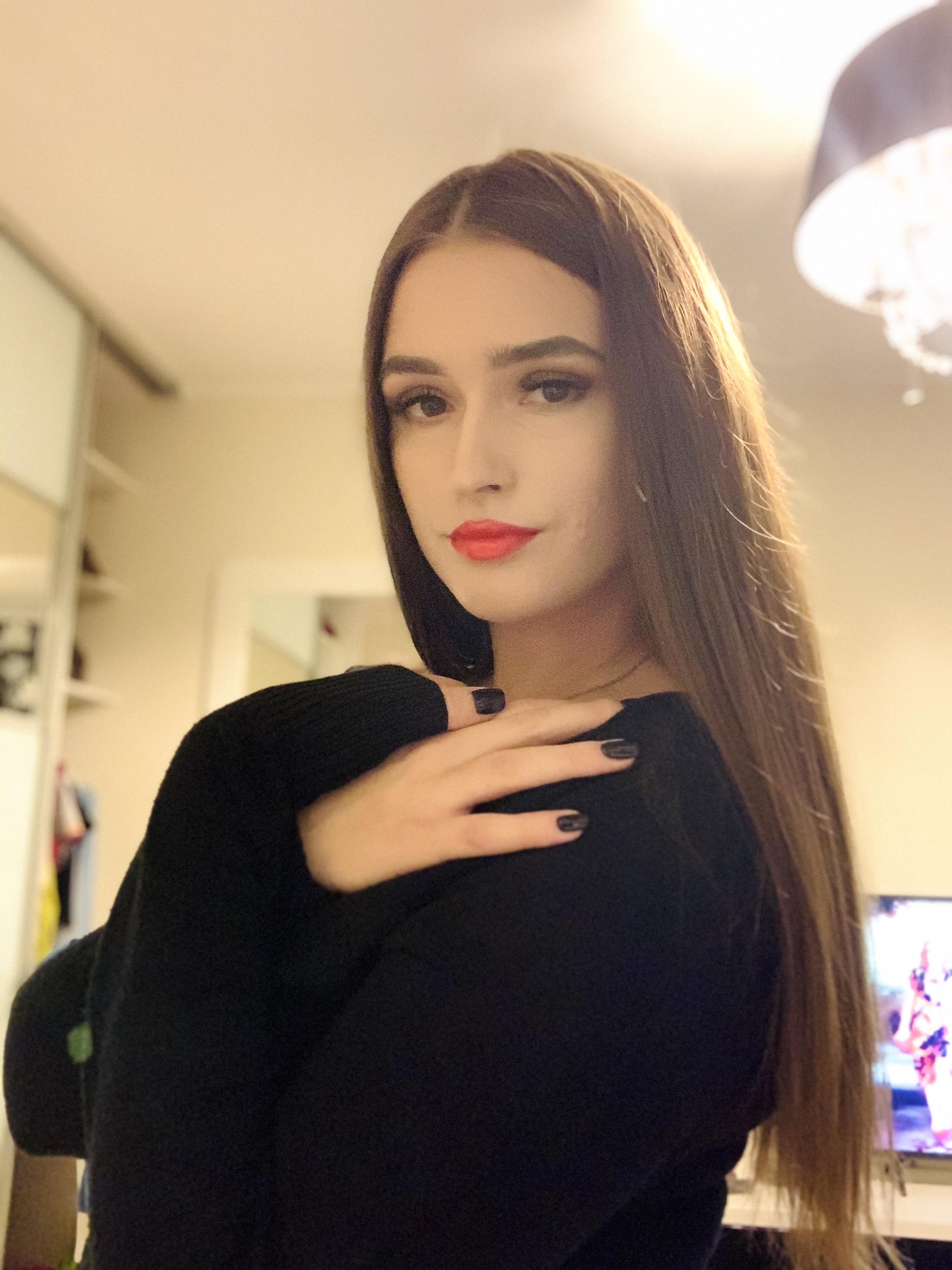 Hello 💋 | Scrolller