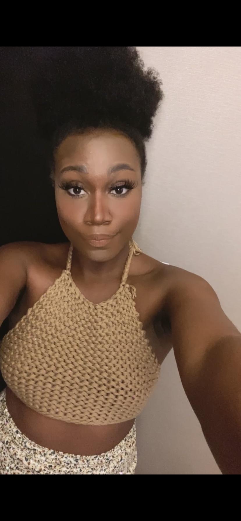 Hello (f27) | Scrolller