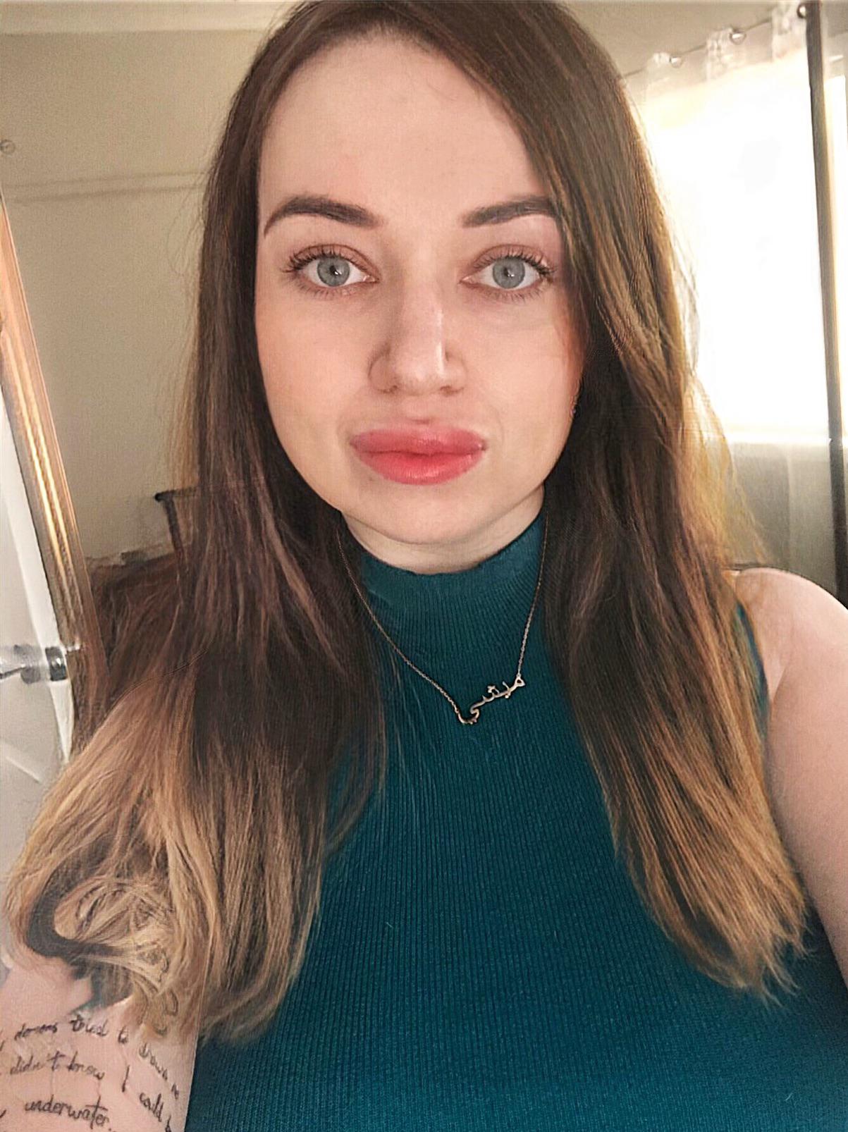 Hello 😀(F31) | Scrolller