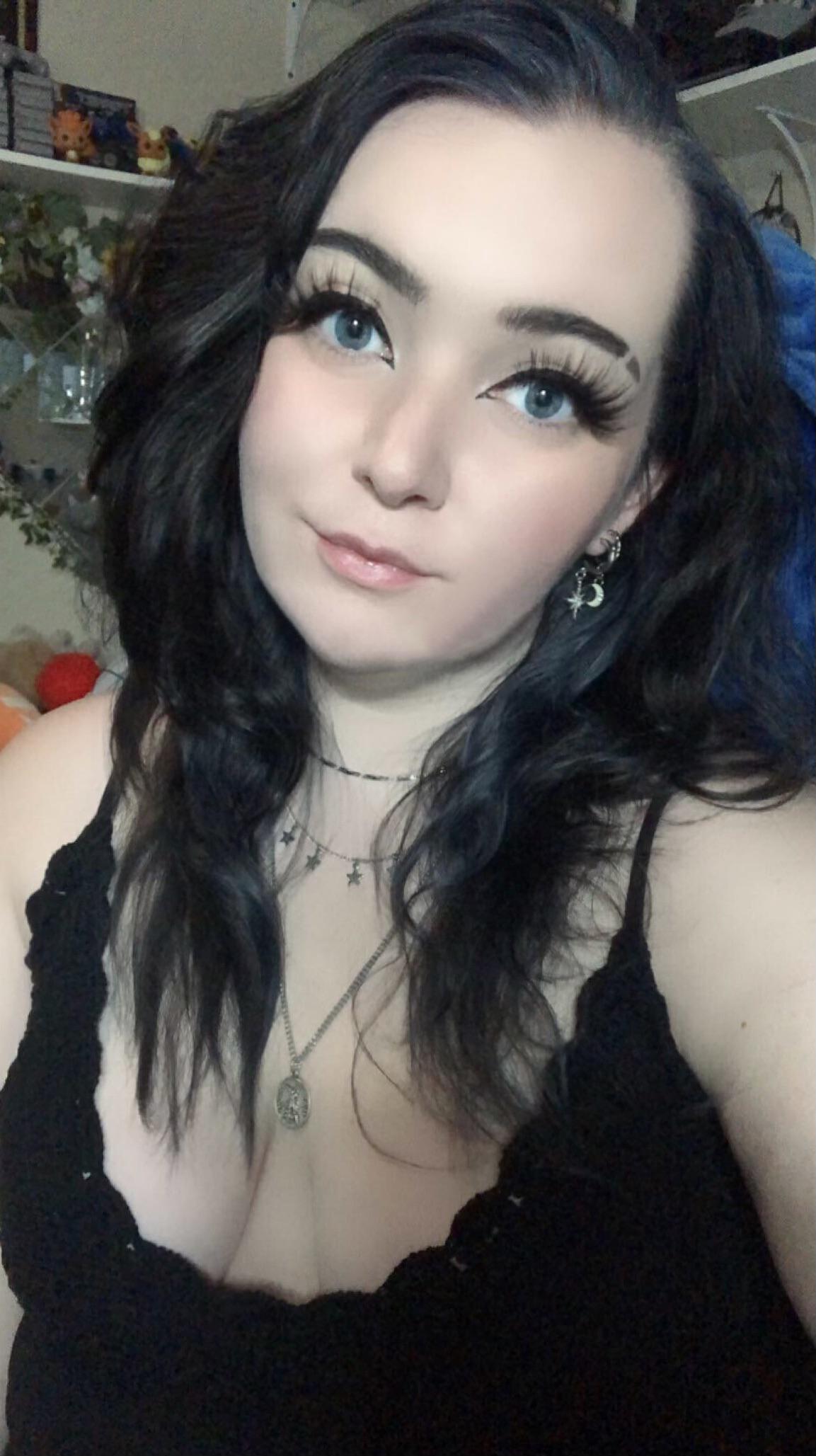 Hello helloo | Scrolller