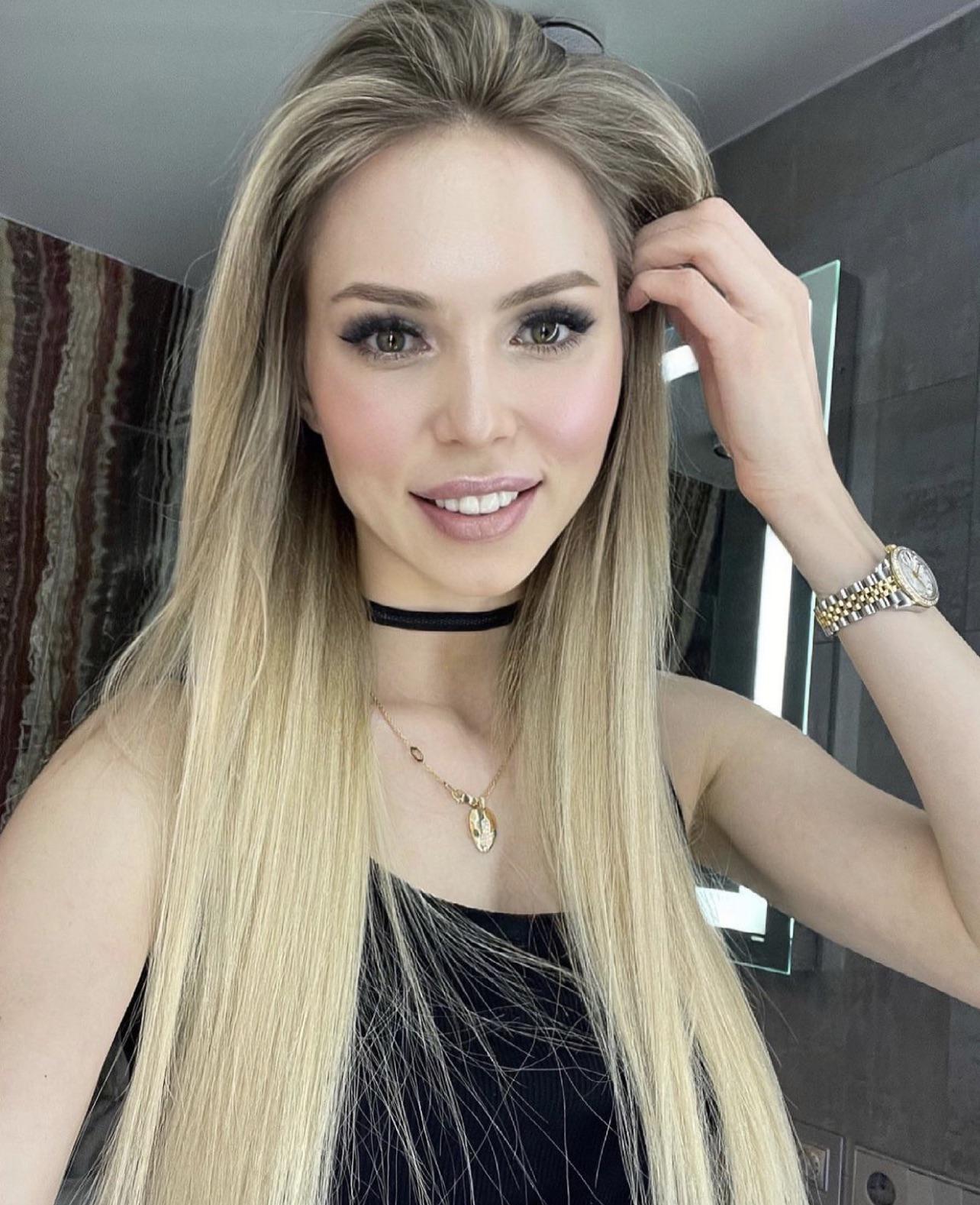 Hello Kitty [irtr] | Scrolller